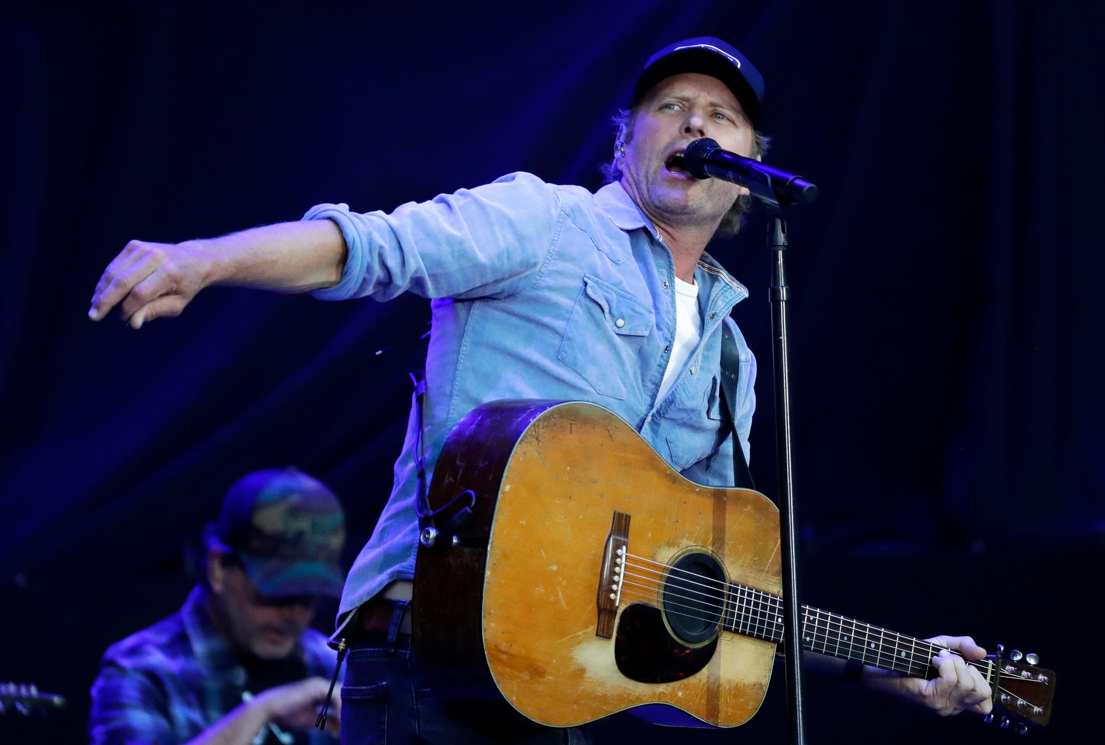 Luke Combs comes out swinging during first night at Lambeau Field