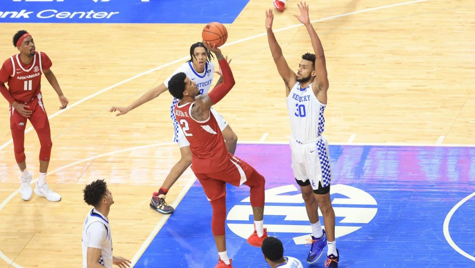 Razorbacks edge Kentucky to keep SEC seeding hopes alive