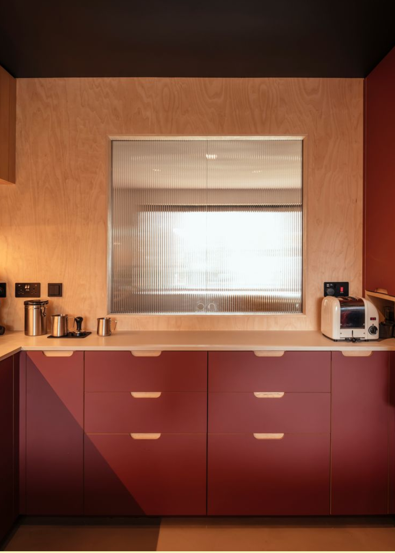 3 kitchen cabinet colors that look great with wood — these combinations ...