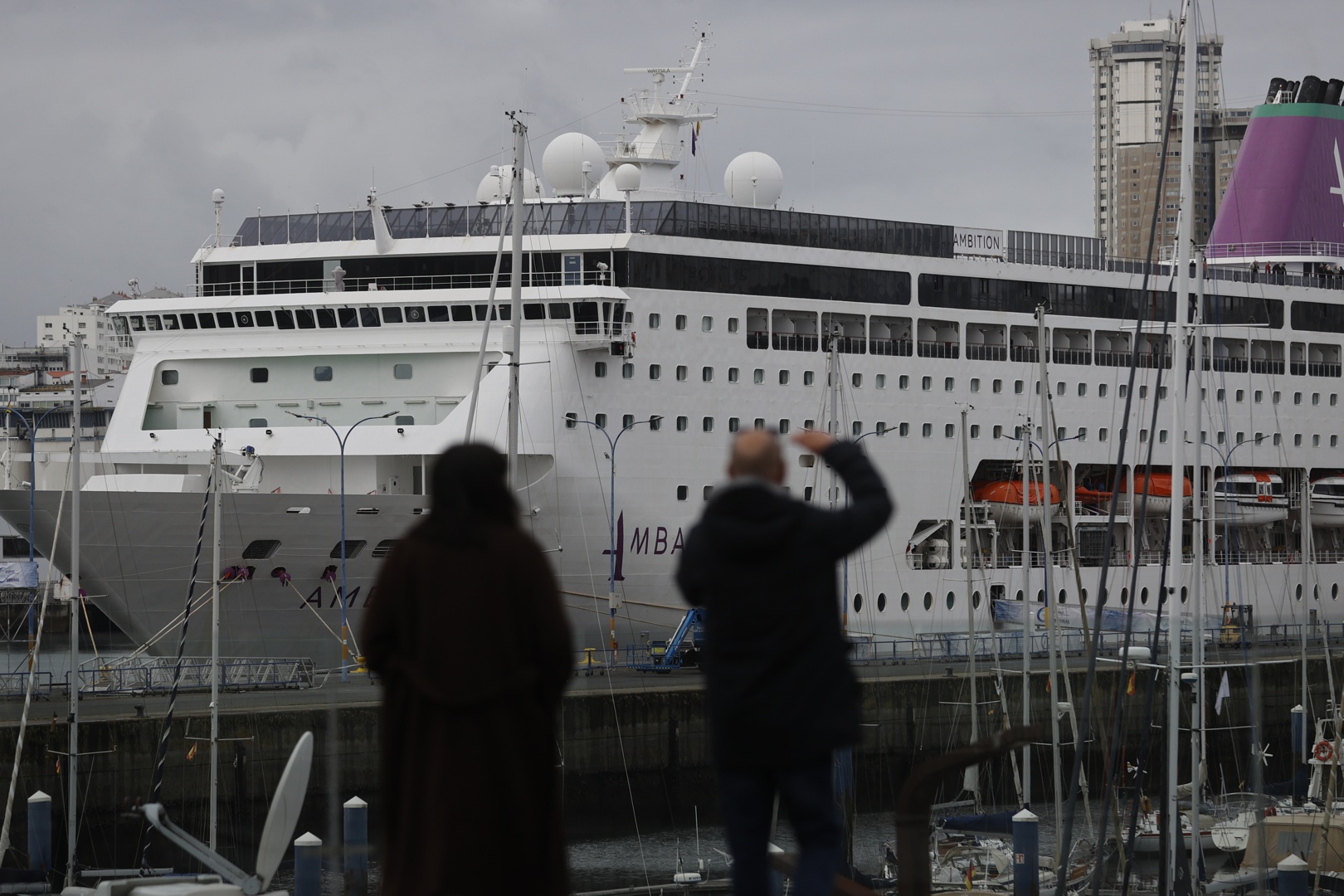 Atraca en A Coruña el crucero 'Ambition', afectado por un brote masivo ...