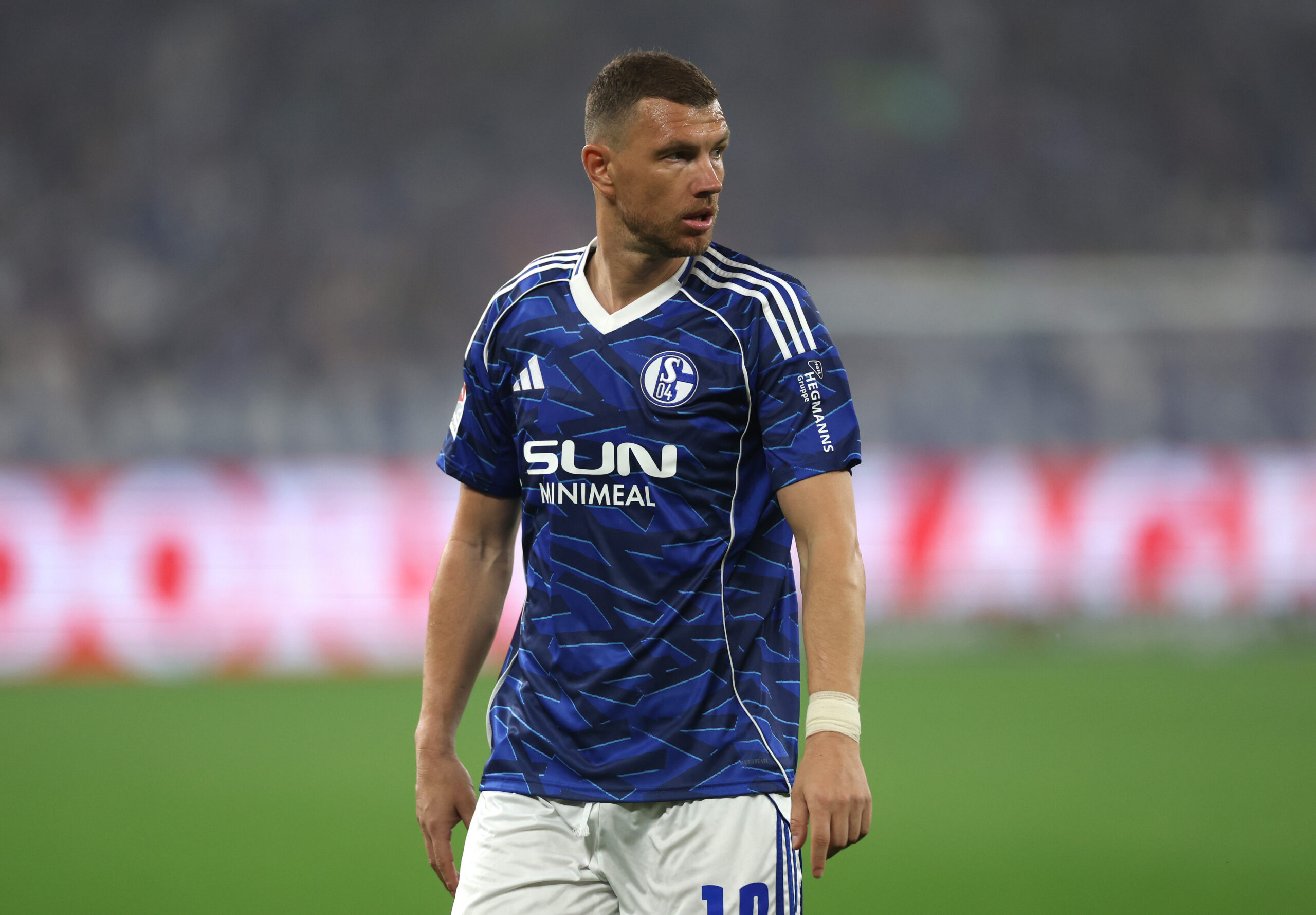 Edin Dzeko: “Soddisfatto per la permanenza della Fiorentina. Futuro ...