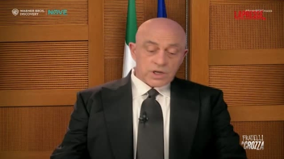 Crozza nei panni di Crosetto: «Prima investiamo in armi e poi facciamo ...