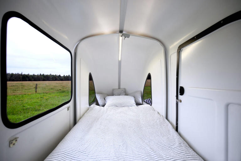 Deze uitschuifbare tweepersoons fietscaravan is perfect voor een ...