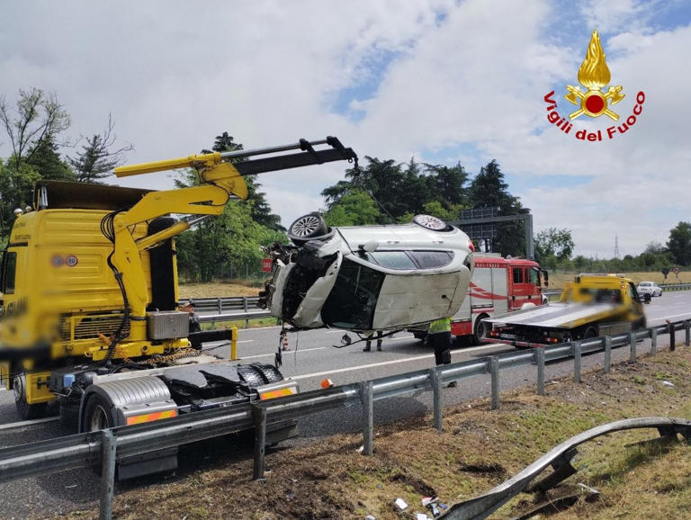 Carugate, vettura si ribalta sulla tangenziale: soccorso un automobilista