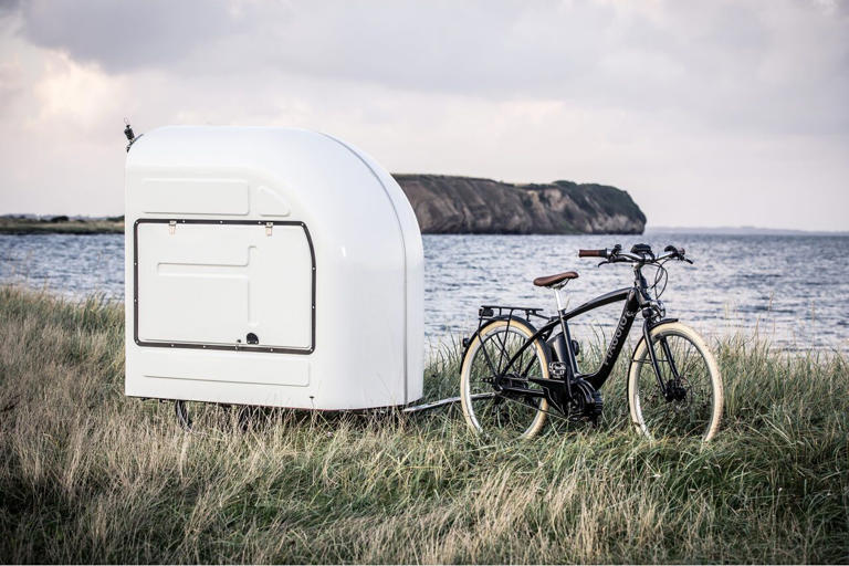 Deze uitschuifbare tweepersoons fietscaravan is perfect voor een ...