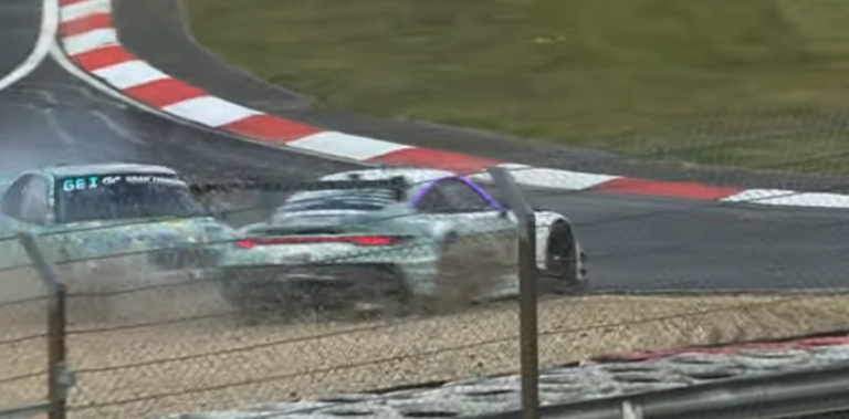 Bizar: Porsche GT3 klapt vol op BMW tijdens warm-up 24 uur Nürburgring