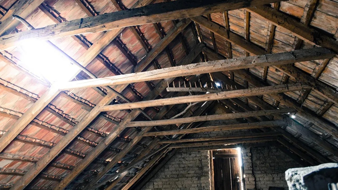 5 red flags your roof is failing (that most homeowners miss until it leaks)
