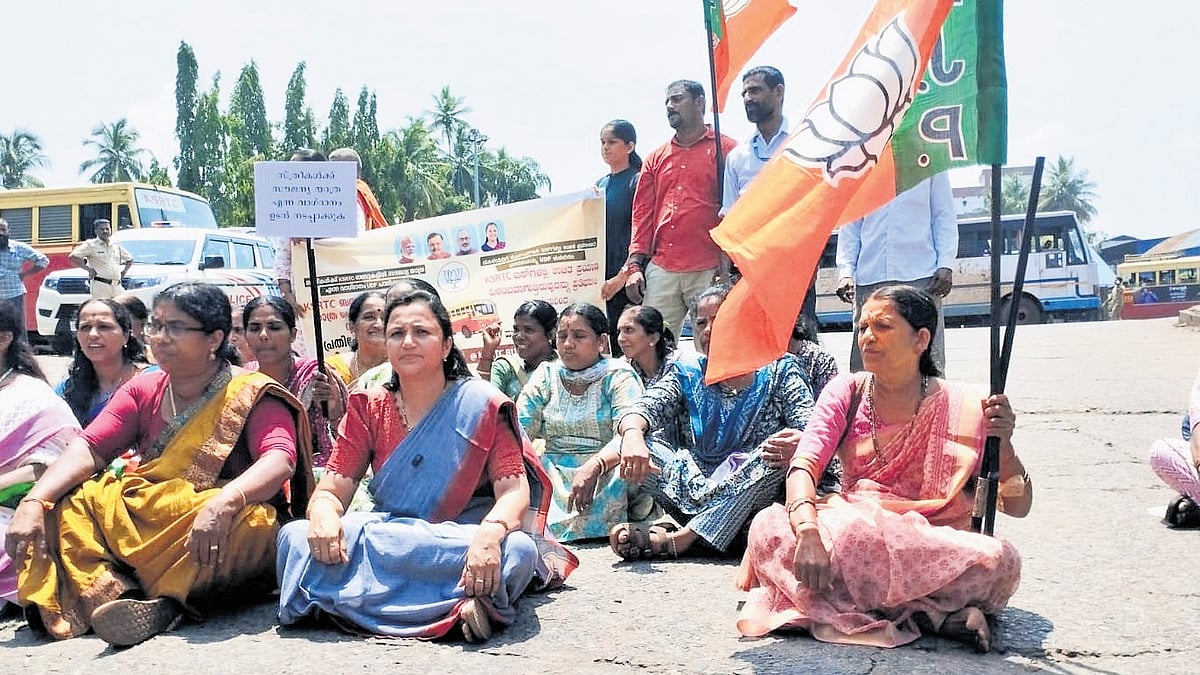 Mahila Morcha protests delay in implementing UDF's free bus travel promise