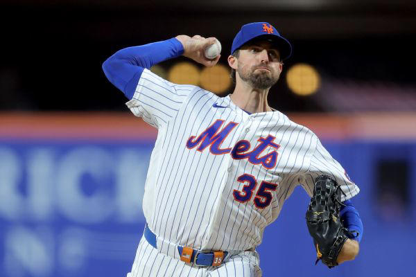 Mets' Clay Holmes struck by comebacker, fractures right fibula