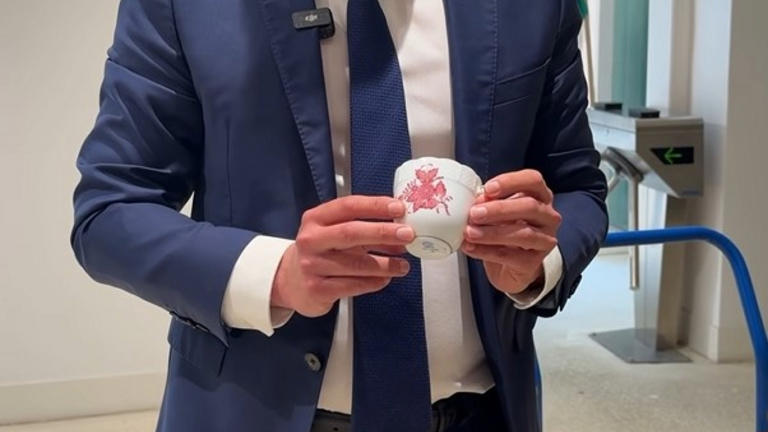 Nagy erőkkel nyomoz Magyar Péter az eltűnt porcelánok után