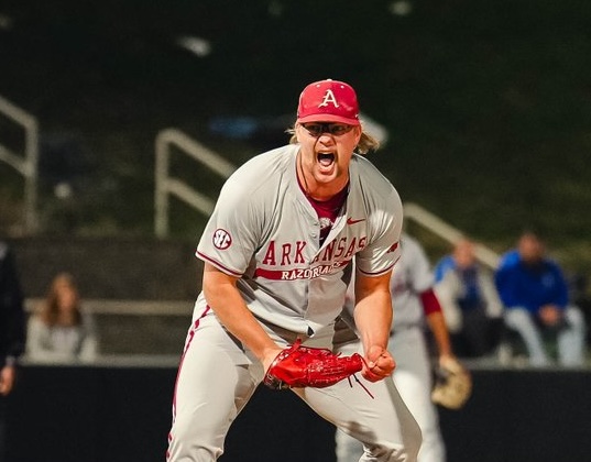Arkansas evens series with rollercoaster 5-4 win at Kentucky