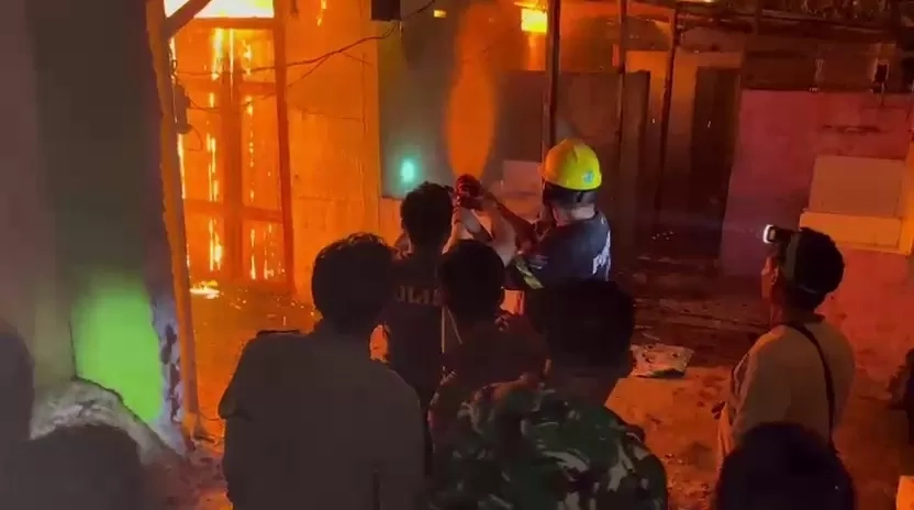 Kebakaran hebat di Pasar Tewah hanguskan 10 ruko dan satu rumah
