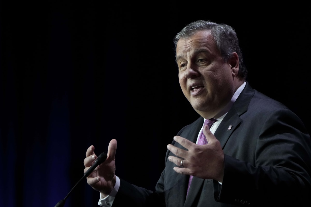 Bruce Springsteen appears to ignore Chris Christie’s handshake attempt ...