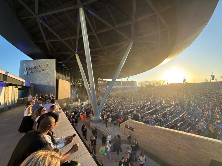 Grand Rapids, Lionel Richie say 'Hello' to new downtown amphitheater