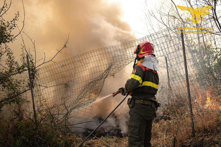 Dà alle fiamme rifiuti vari in un bidone. Denunciato