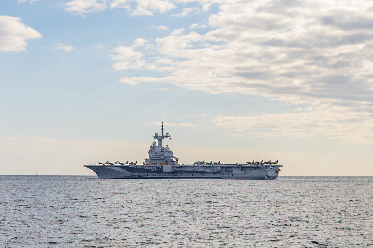 Le porte-avions Charles de Gaulle est dans la région d'Ormuz, mais pas ...