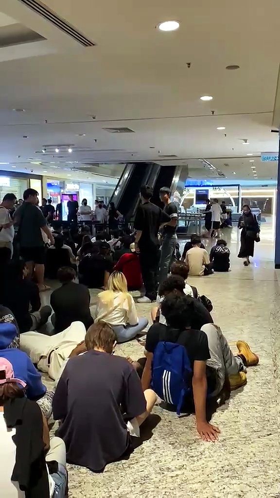 Insane queue on launch day for the Swatch X AP Royal Pop watches in ...