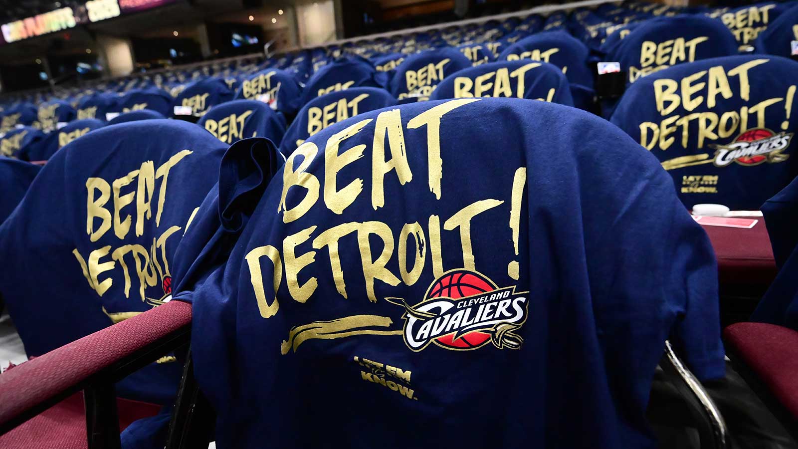 Lucky fan drains $10,000 half court shot during Game 6