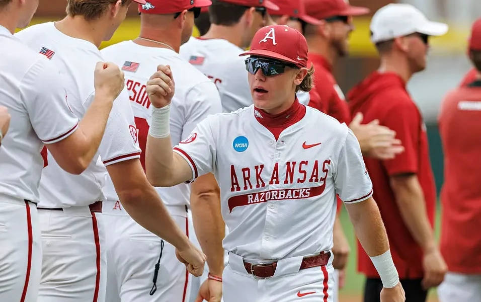 Razorbacks edge Kentucky to keep SEC seeding hopes alive