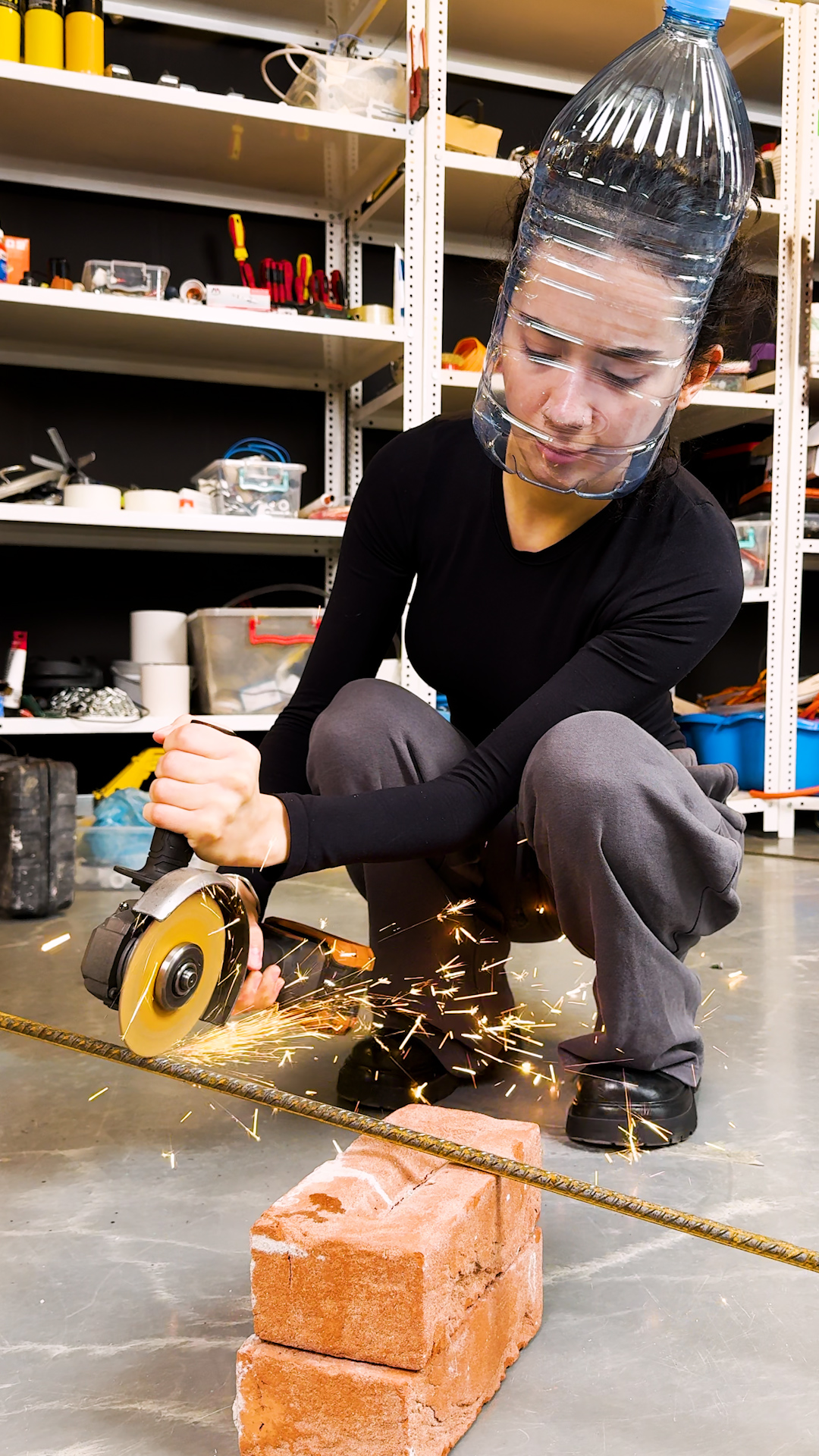 Seguridad primero, cortando metal como un profesional 🛠️