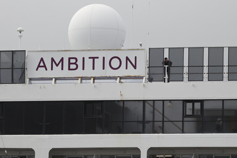 Atraca en A Coruña el crucero 'Ambition', afectado por un brote masivo ...
