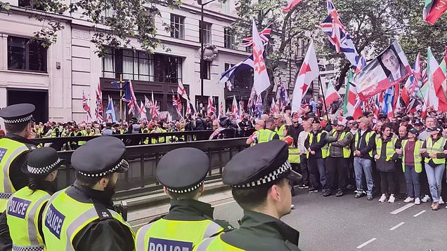 Massive police presence at march for Tommy Robinson's Unite the Kingdom ...