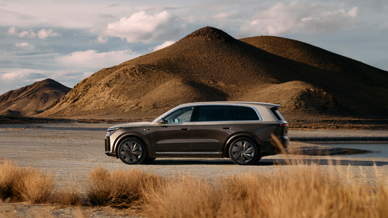 China’s premium EV maker reveals next-gen 563-hp hybrid with 1,025-mile ...