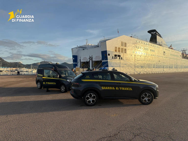 Sbarca dalla nave con un chilo e mezzo di hascisc, arrestato a Olbia