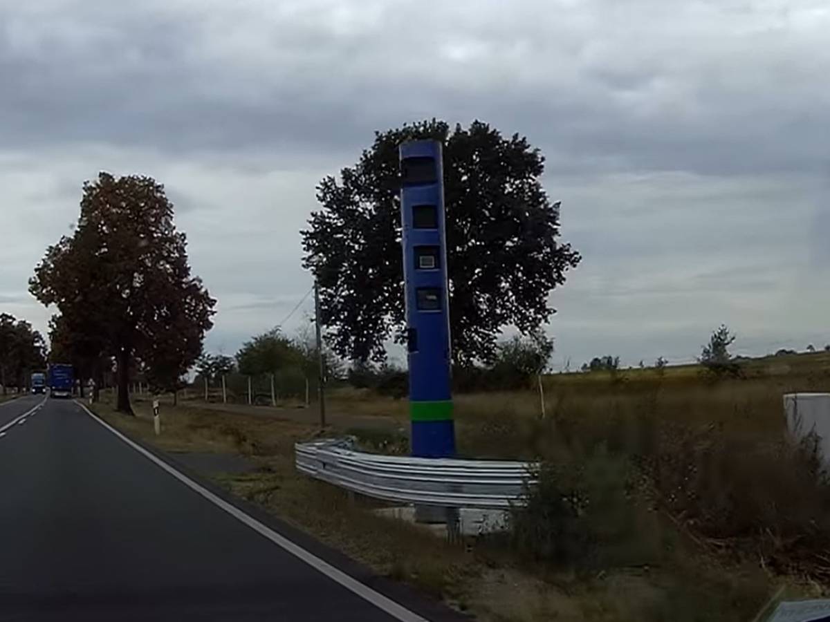Le strane colonne blu lungo le autostrade che inquietano gli ...