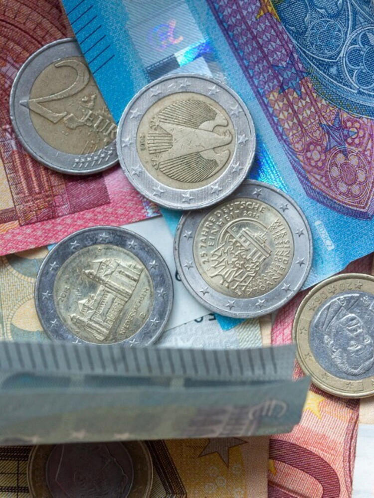 Fabbricavano monete da 2 euro, cinque fermi per una zecca clandestina
