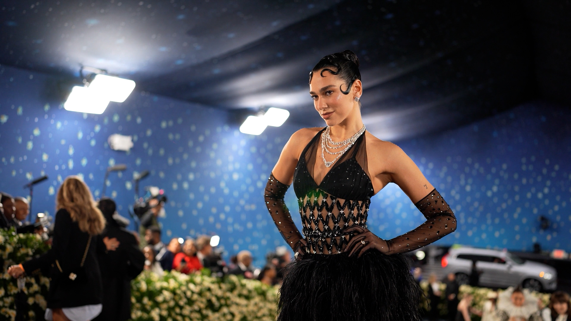 Dua Lipa verwandelt ihren "Radical Optimism" und ihre Tournee in ein ...