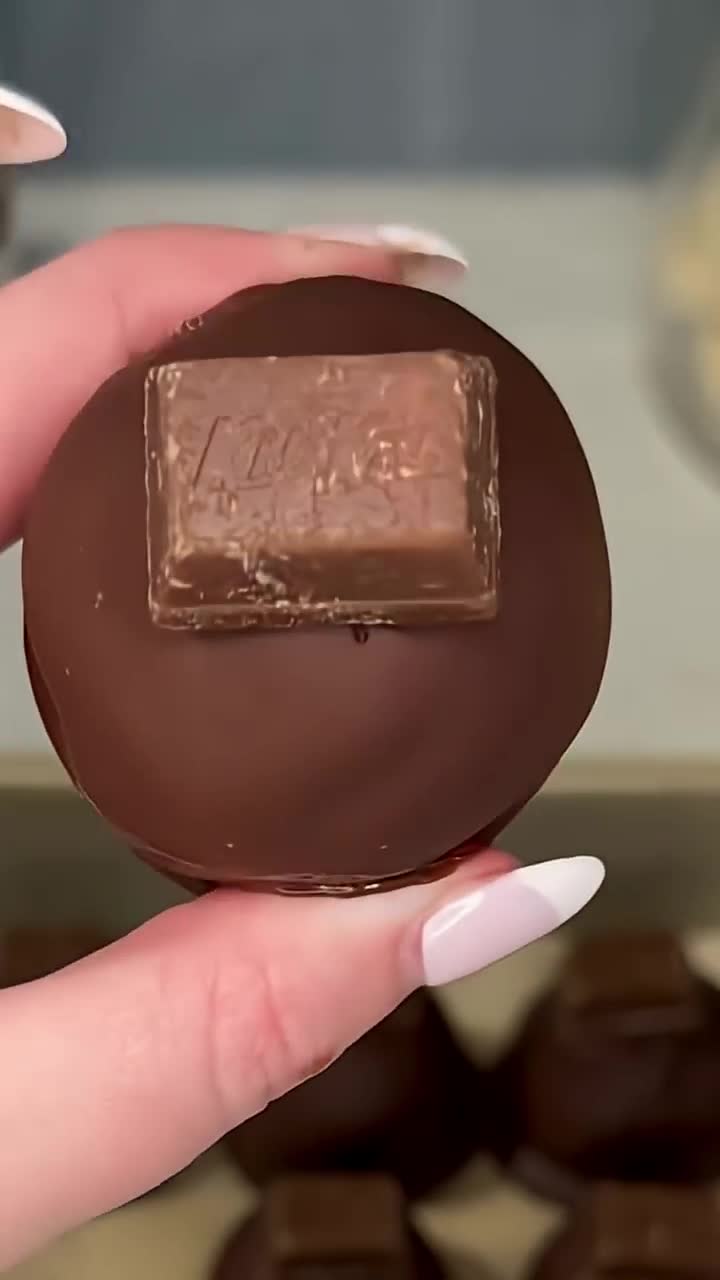 Cake pops feature recognizable candy bar pieces throughout