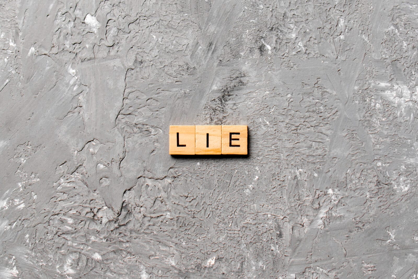 12 habits of women who frequently lie
