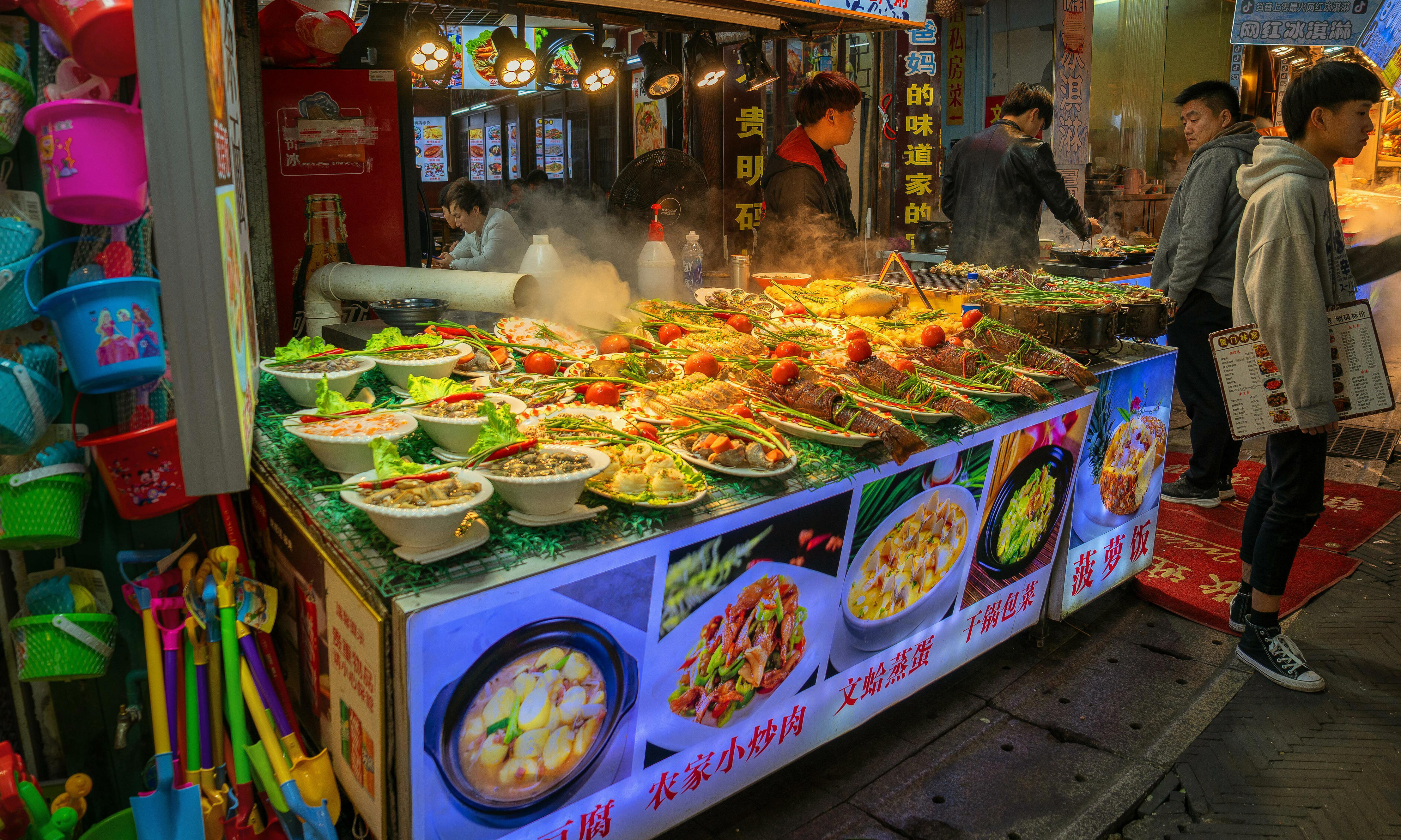 Chinese night market vendor makes US$7,400 a month selling fried rice ...