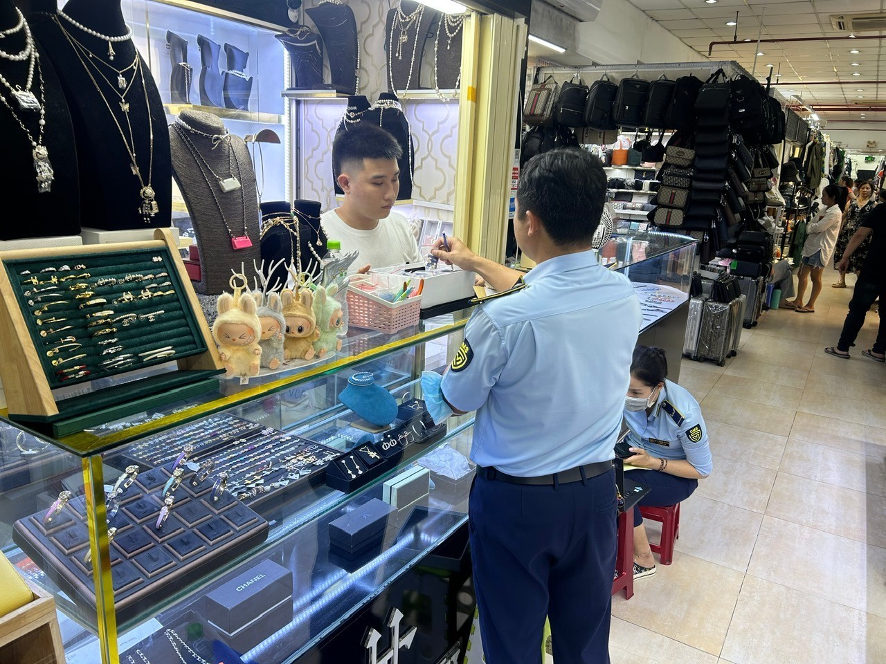 Fake Gucci, Ray-Ban products seized following raids on 2 HCMC downtown ...