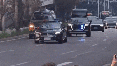 Trump's convoy high-roofed SUVs: Drone defense?