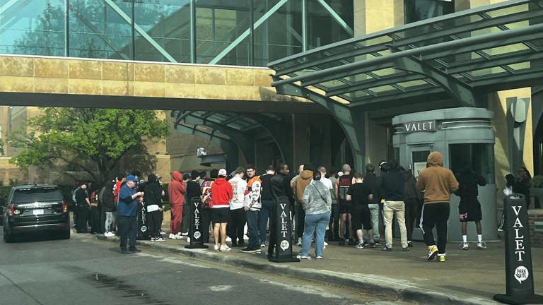 Large crowd at Troy's Somerset Mall prompts police response during ...
