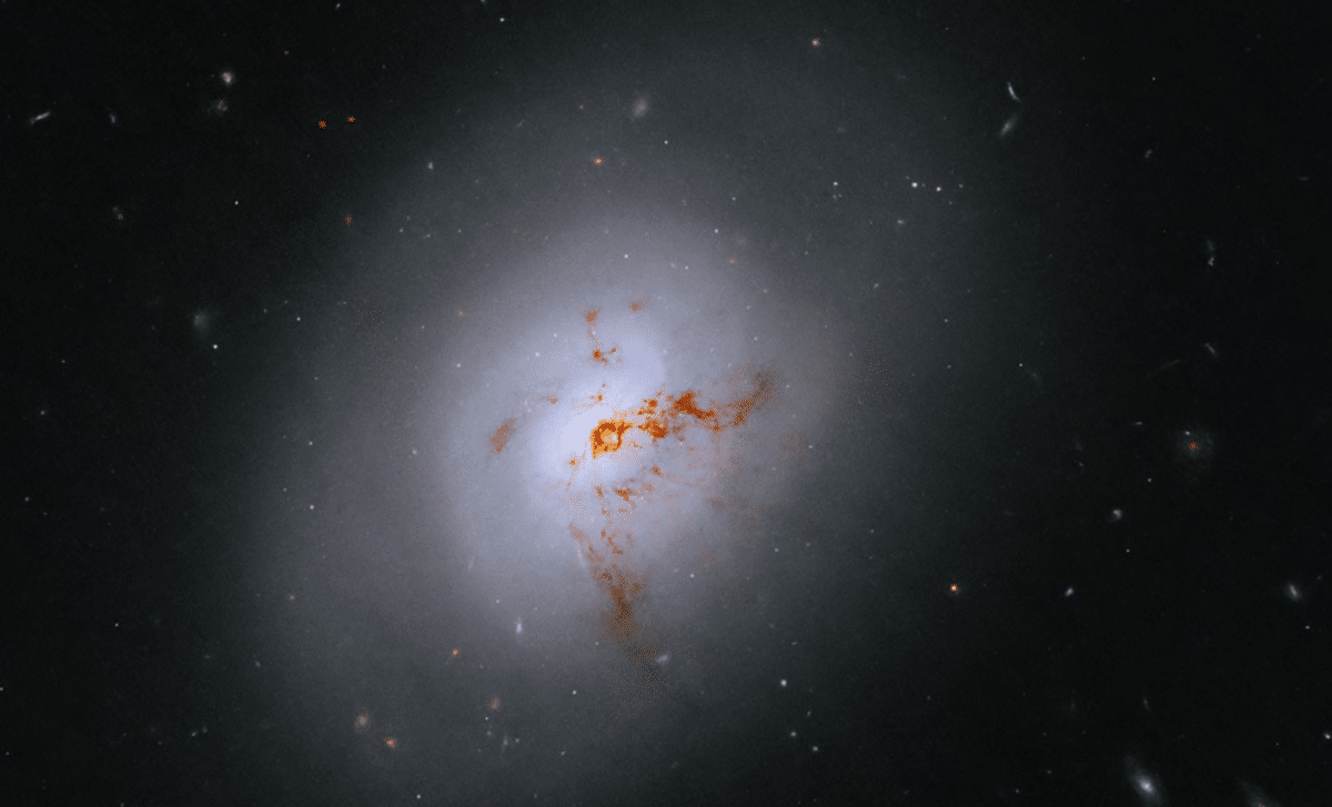 Hubble captures rare galaxy caught in dramatic evolutionary shift ...