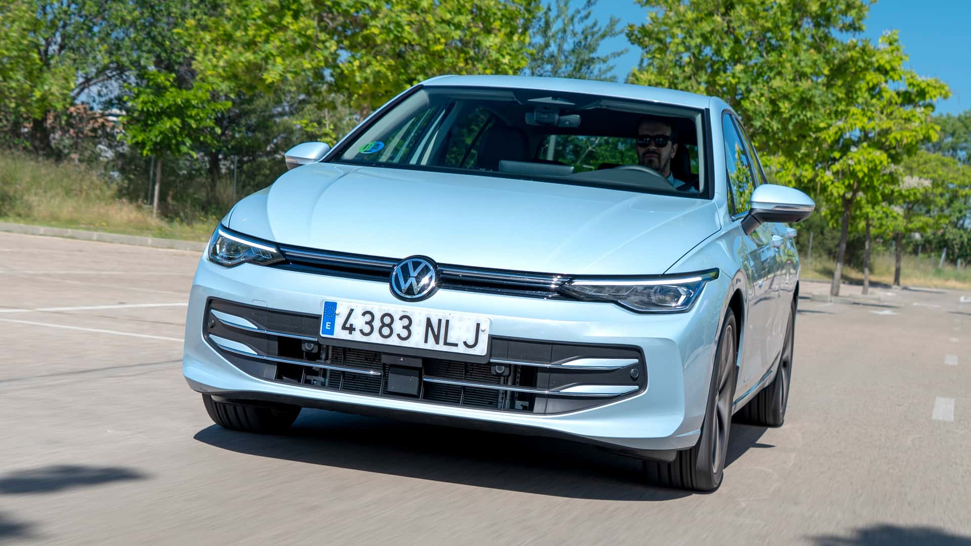 Al volante del Volkswagen Golf barato, con etiqueta eco y 116 CV ...