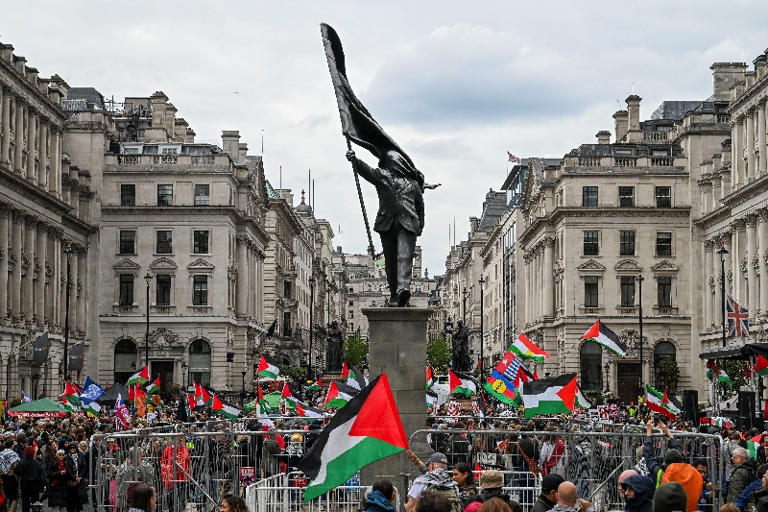 Tens of thousands march in London in separate immigration, pro ...