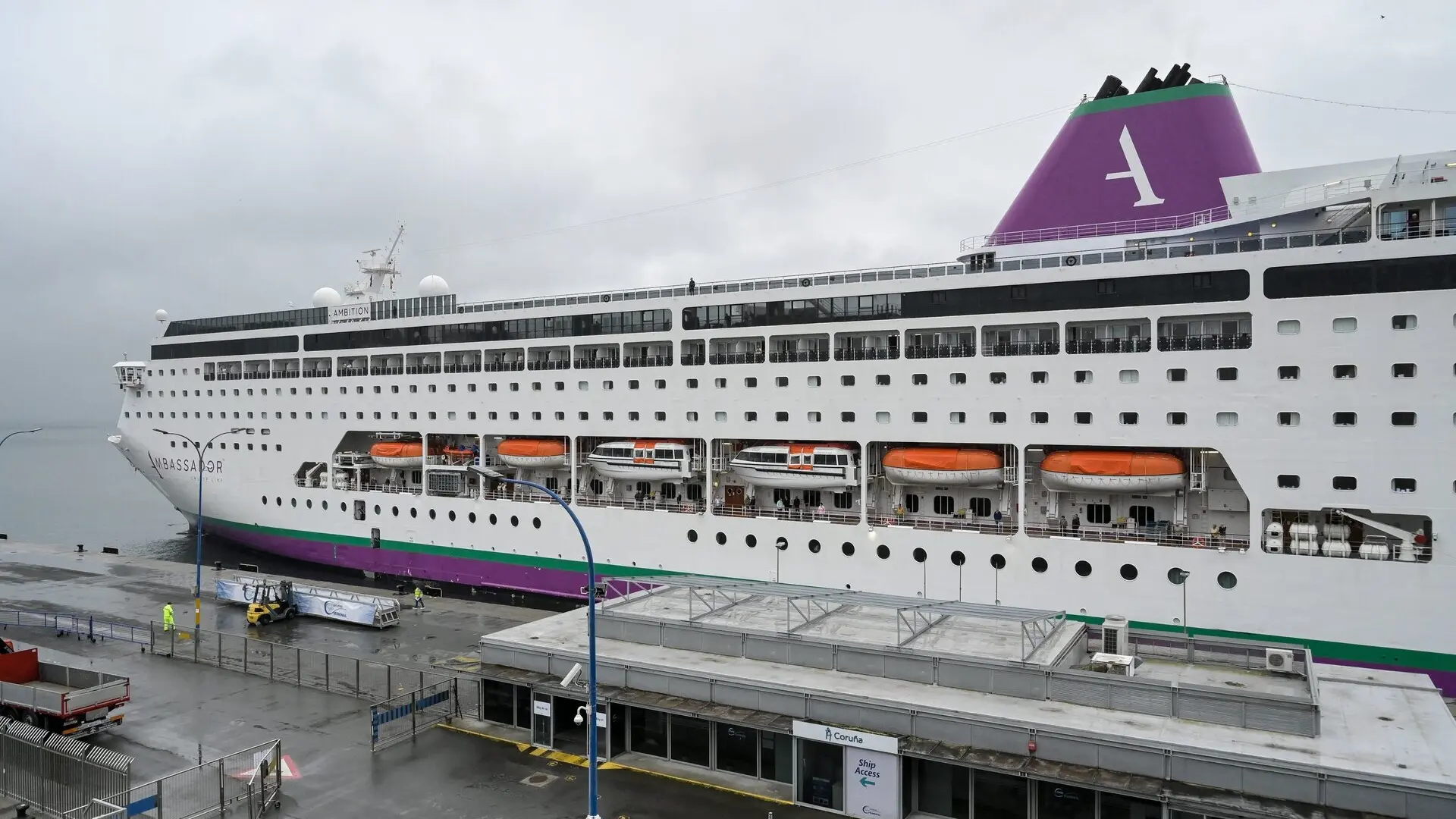 Atraca en La Coruña el crucero Ambition, afectado por un brote de ...