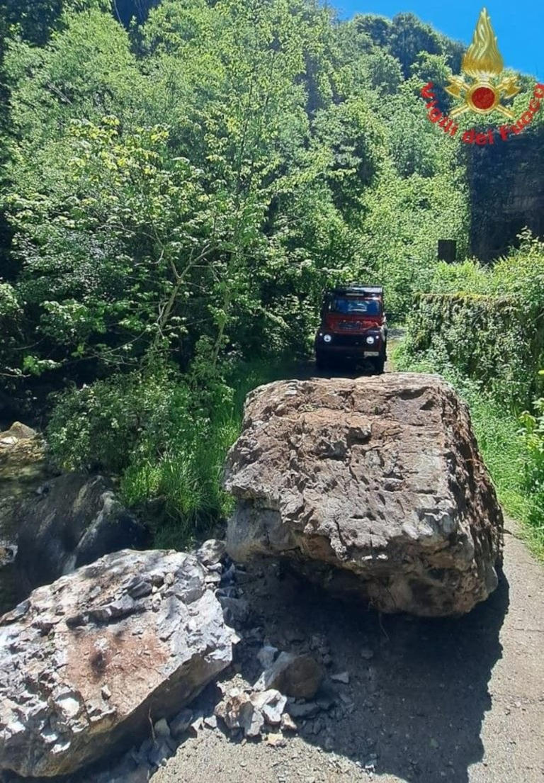 Erve. Masso sulla strada agro-silvo-pastorale, intervento dei Vigili ...