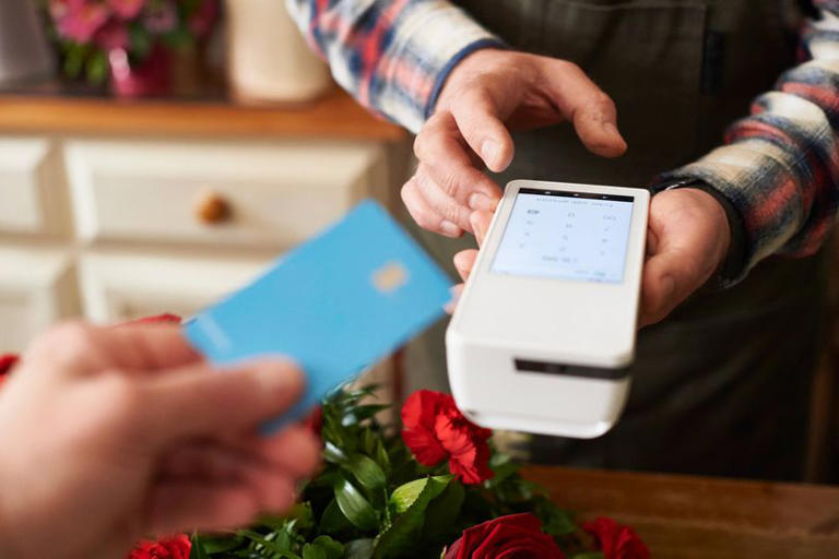 Irish shoppers warned over card-tap scams as 'victim told €30 but ...