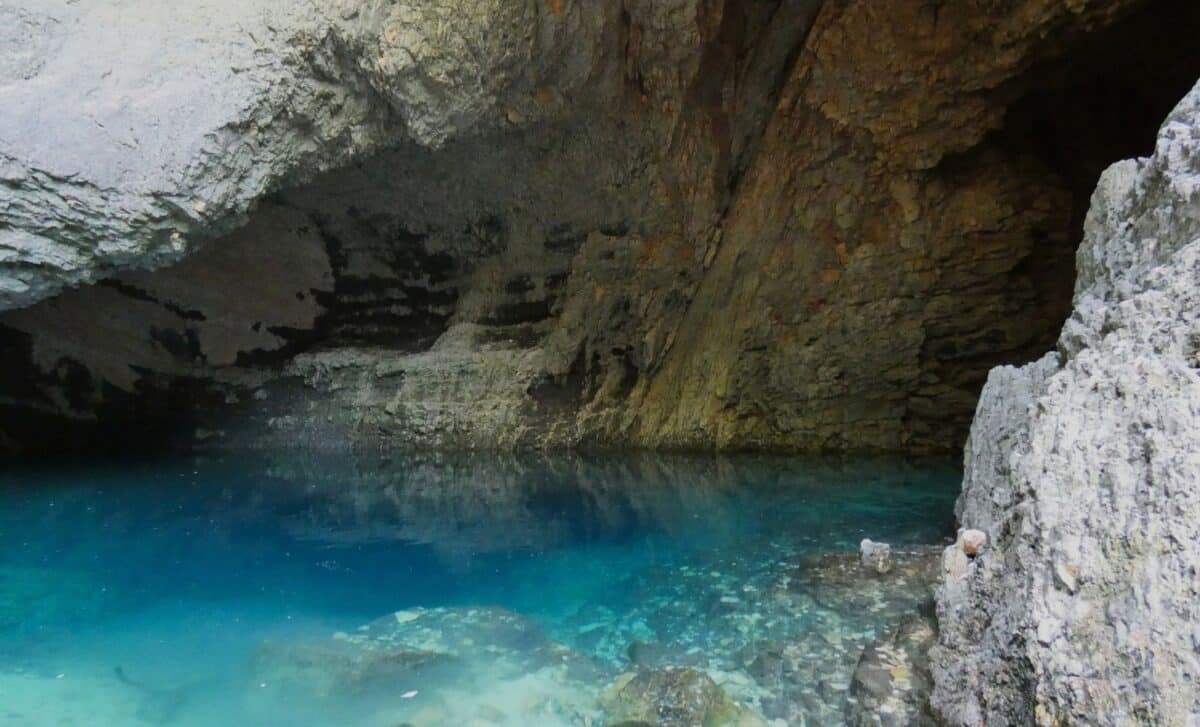 Scientists just discovered a vast ocean trapped 700 km beneath Earth’s ...
