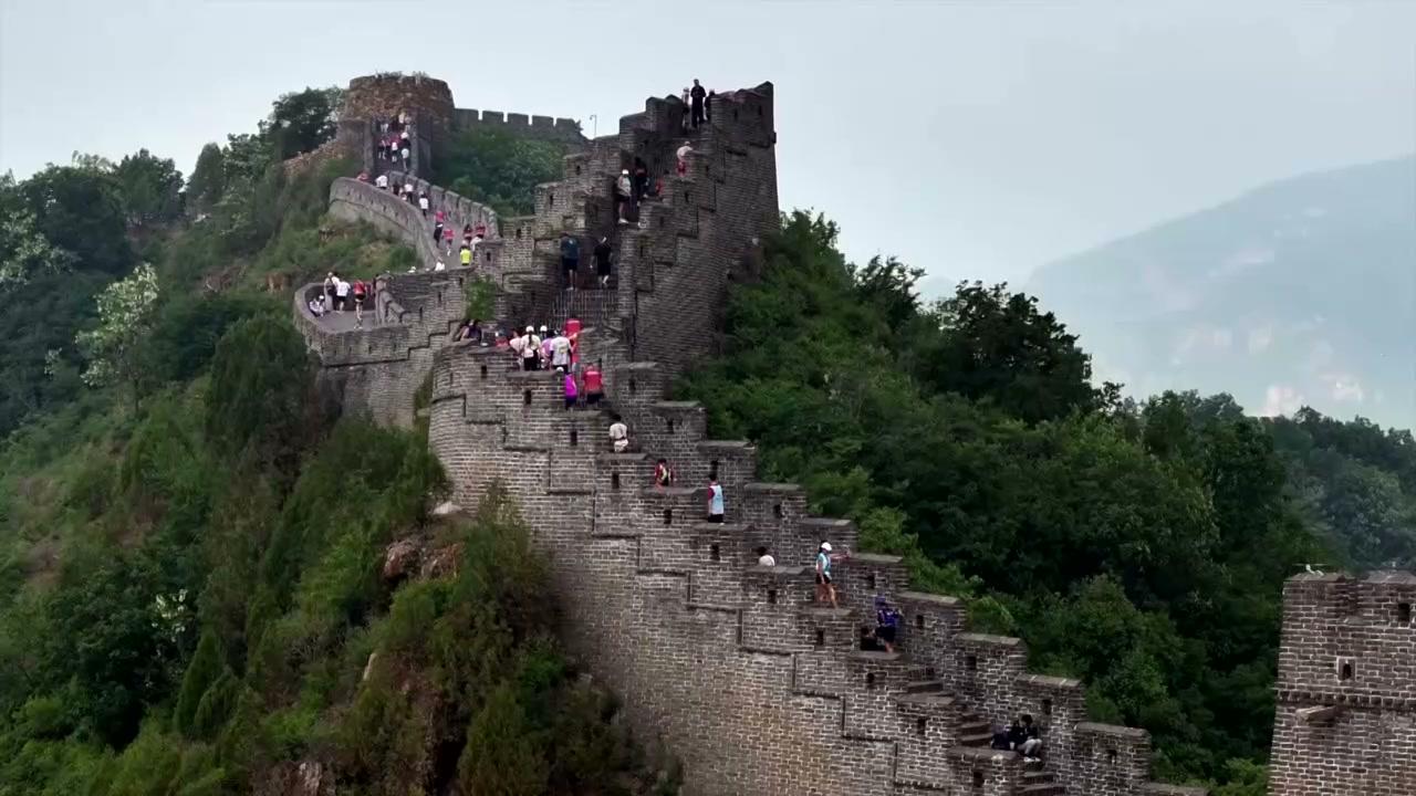 Runners complete 'brutal' Great Wall of China Marathon