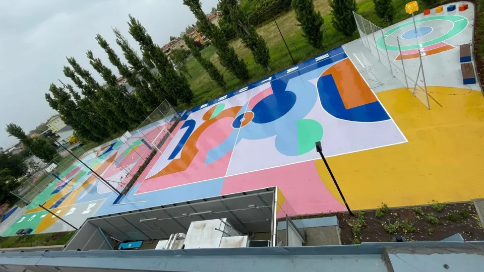 Una balena attorno alla nuova piscina di Viserba: ecco il parco inclusivo