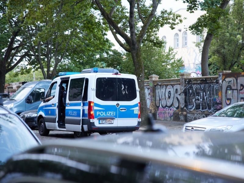 Polizeieinsatz Berlin-Neukölln, 16.05.2026: Frau beschädigt Wahlplakat ...