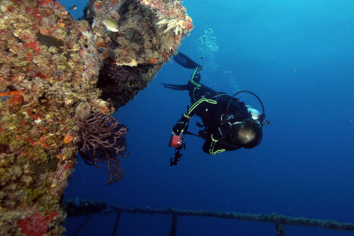Rescue diver dies while recovering bodies of Italian scuba divers