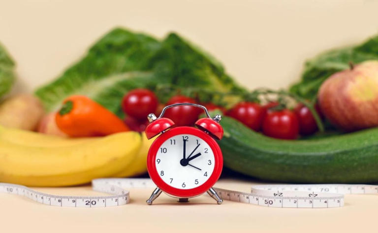 The simple nighttime eating habit researchers say could improve heart ...