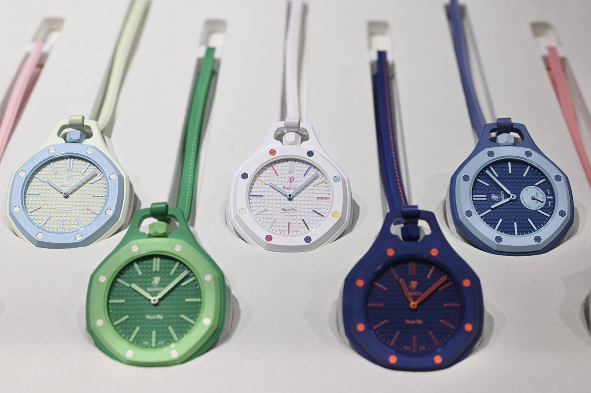 Irrer Hype um „Royal Pop“-Uhr von Swatch und AP – Angebote bei Ebay und ...